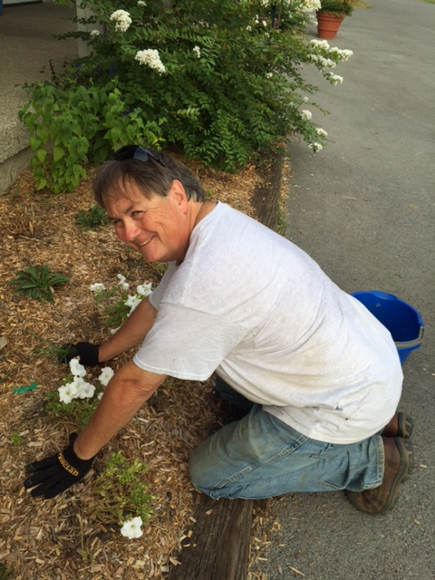 Dwayne aweeding | Wilson County Master Gardener Association